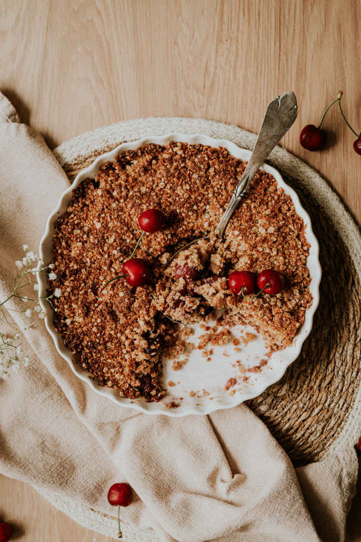 Lahodný třešňovo-kokosový crumble: tip na fit snídani i skvělý dezert | Fitshaker